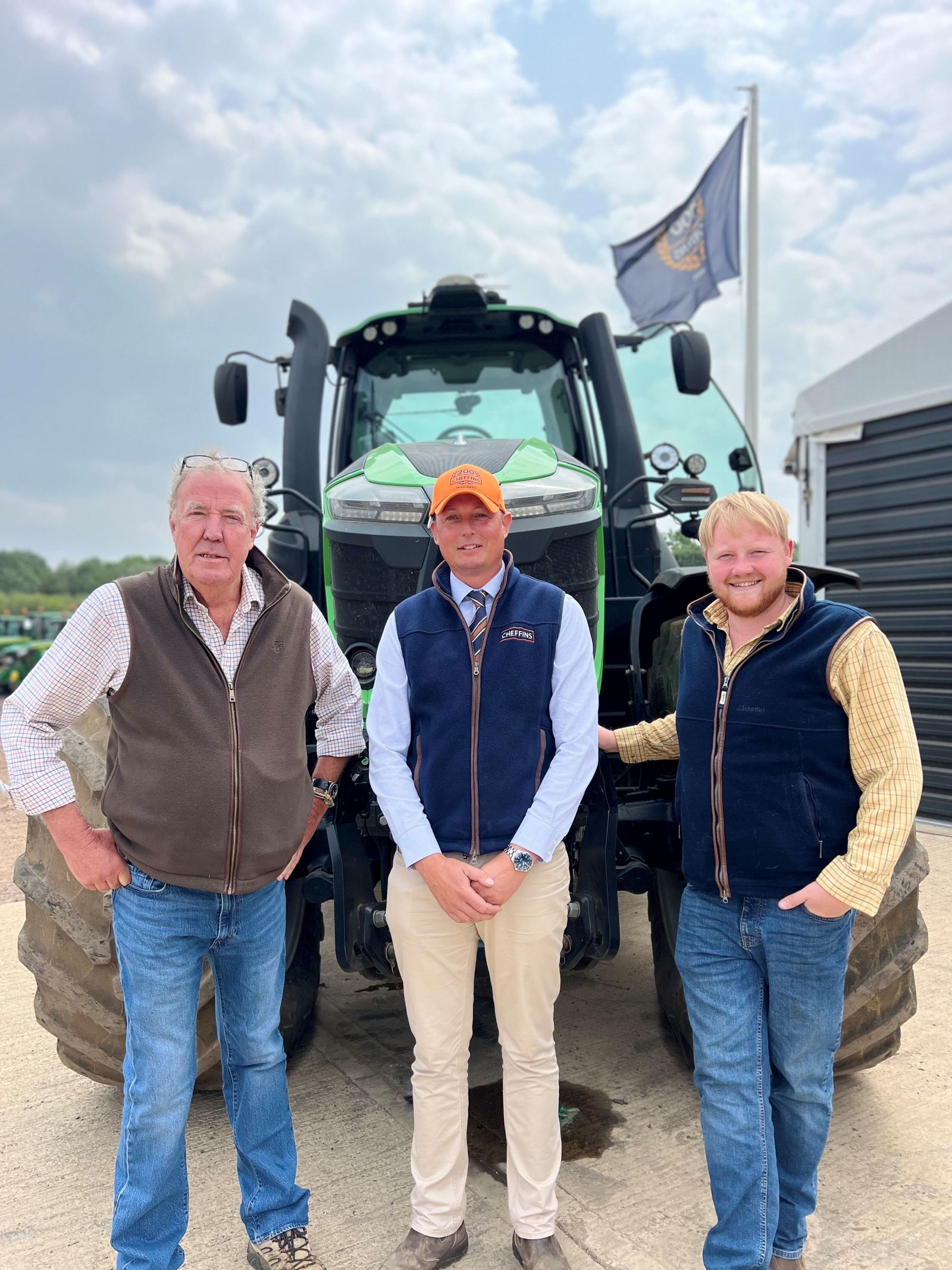 Diddly Squat tractor draws crowds at Cheffins auctioneers - Agriland.ie